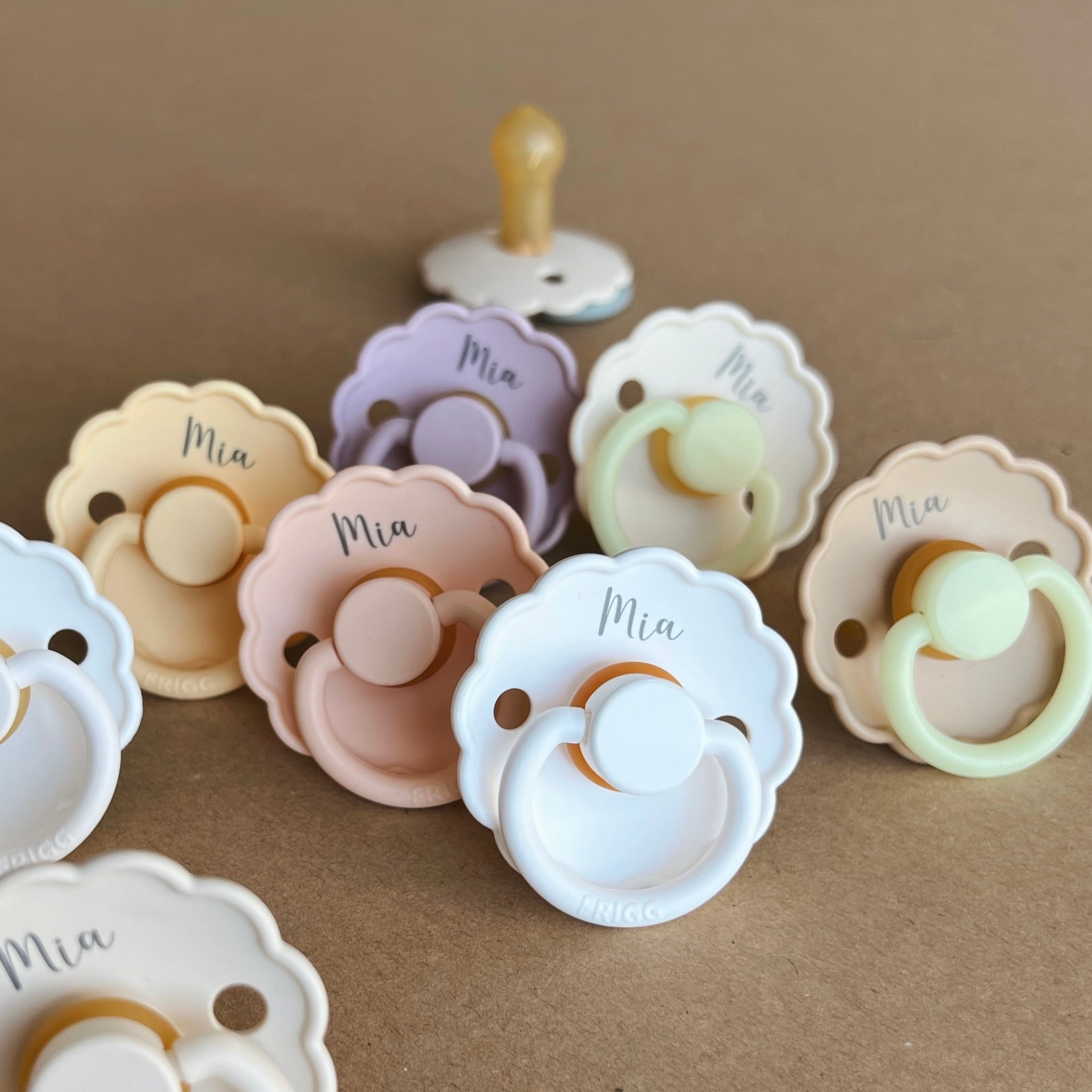 Which pacifiers are better: natural latex or silicone pacifiers?